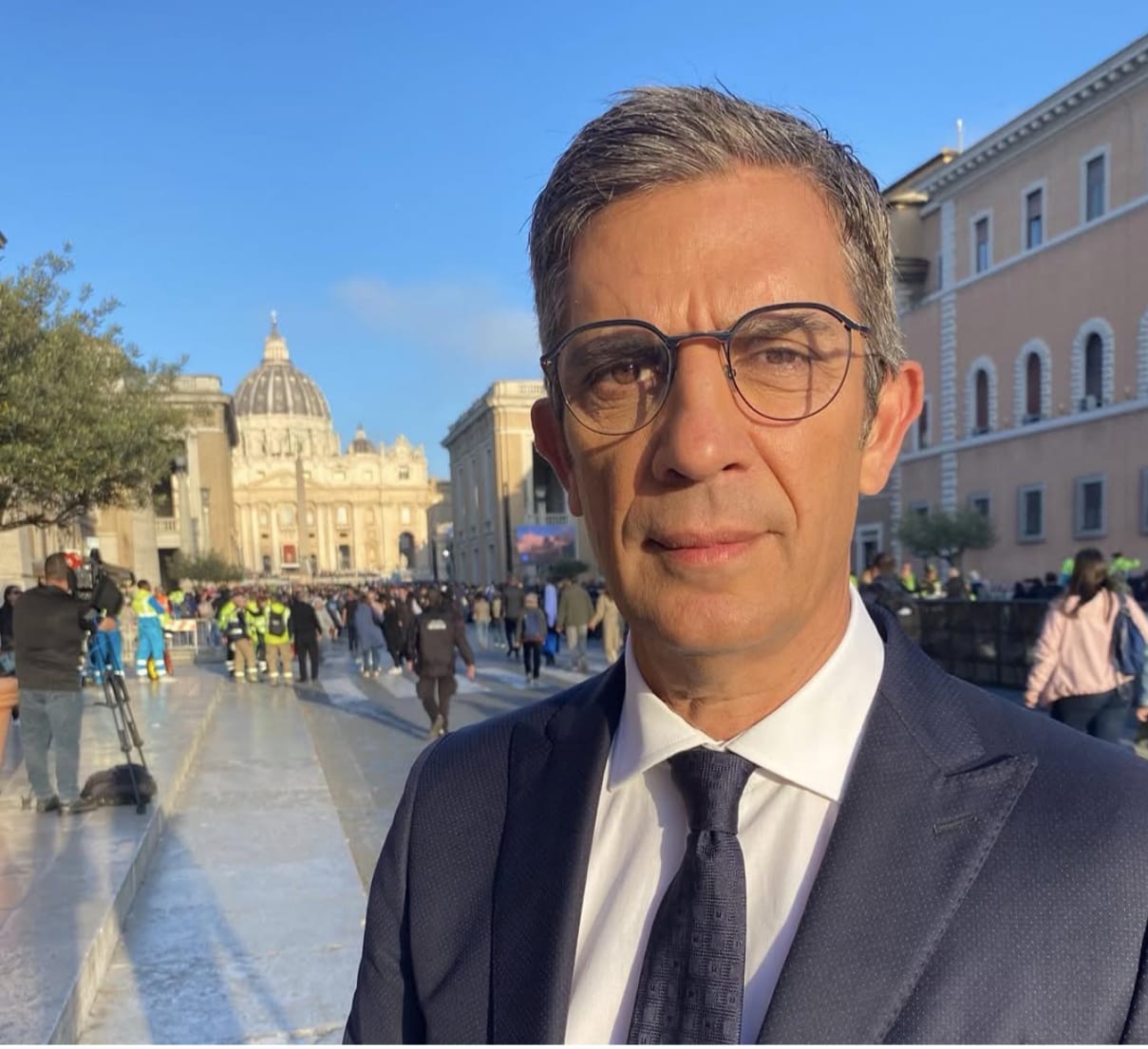 ENCOSTADO À PAREDE PELOS JORNALISTAS, VÍTOR DEIXA CAIR AMIGA